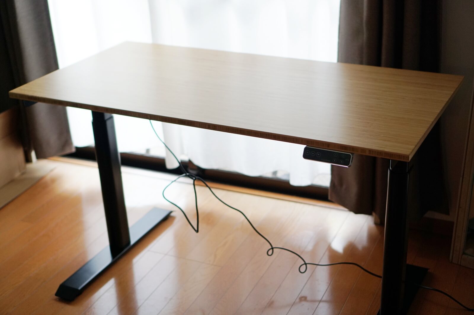 【竹集成材の天板】リビングに電動昇降スタンディングデスク・FLEXISPOT E8 Bambooを導入【PR】 | monoree モノリー