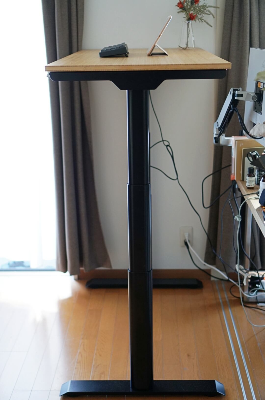 【竹集成材の天板】リビングに電動昇降スタンディングデスク・FLEXISPOT E8 Bambooを導入【PR】 | monoree モノリー