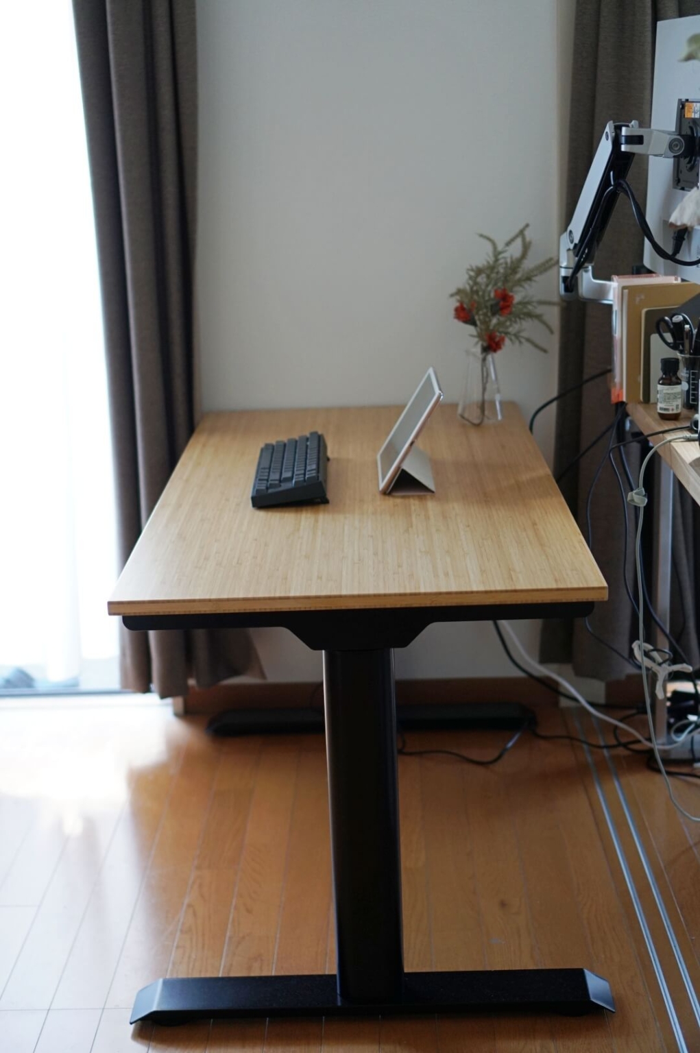 【竹集成材の天板】リビングに電動昇降スタンディングデスク・FLEXISPOT E8 Bambooを導入【PR】 | monoree モノリー