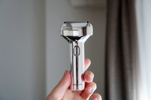 USB-C充電対応・ミニマルデザインの3枚刃シェーバー。コイズミのKMC-0820をレビュー。 | monoree モノリー