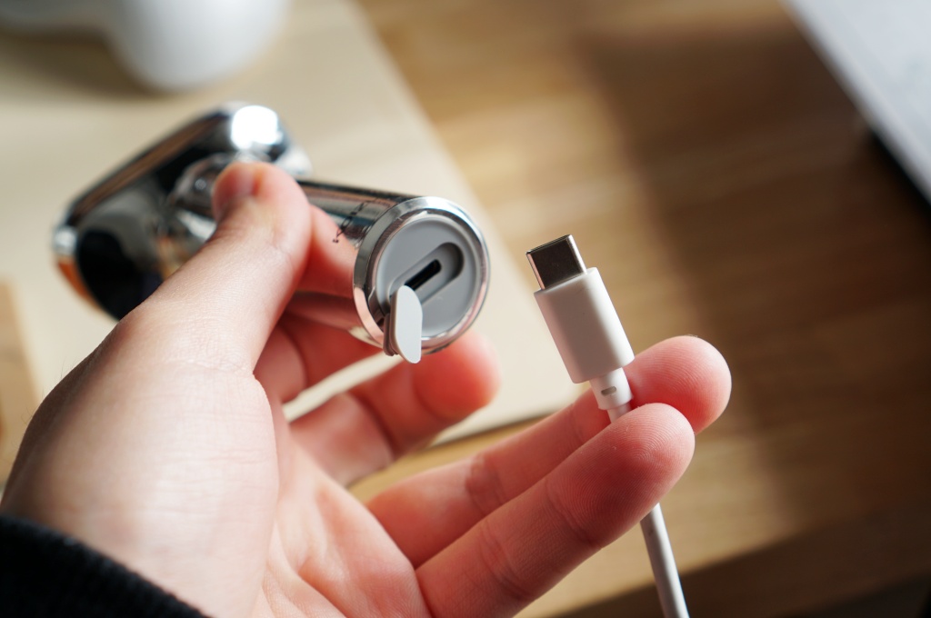 USB-C充電対応・ミニマルデザインの3枚刃シェーバー。コイズミのKMC-0820をレビュー。 | monoree モノリー