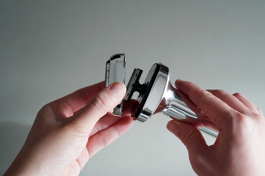 USB-C充電対応・ミニマルデザインの3枚刃シェーバー。コイズミのKMC-0820をレビュー。 | monoree モノリー