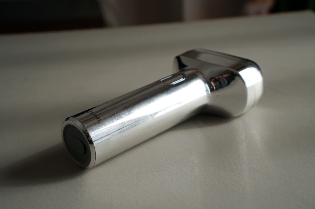 USB-C充電対応・ミニマルデザインの3枚刃シェーバー。コイズミのKMC-0820をレビュー。 | monoree モノリー